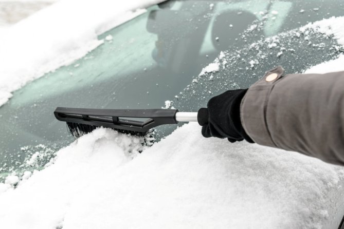 Safely Remove Ice From Your Auto Glass With These 4 Tips | Centennial Glass